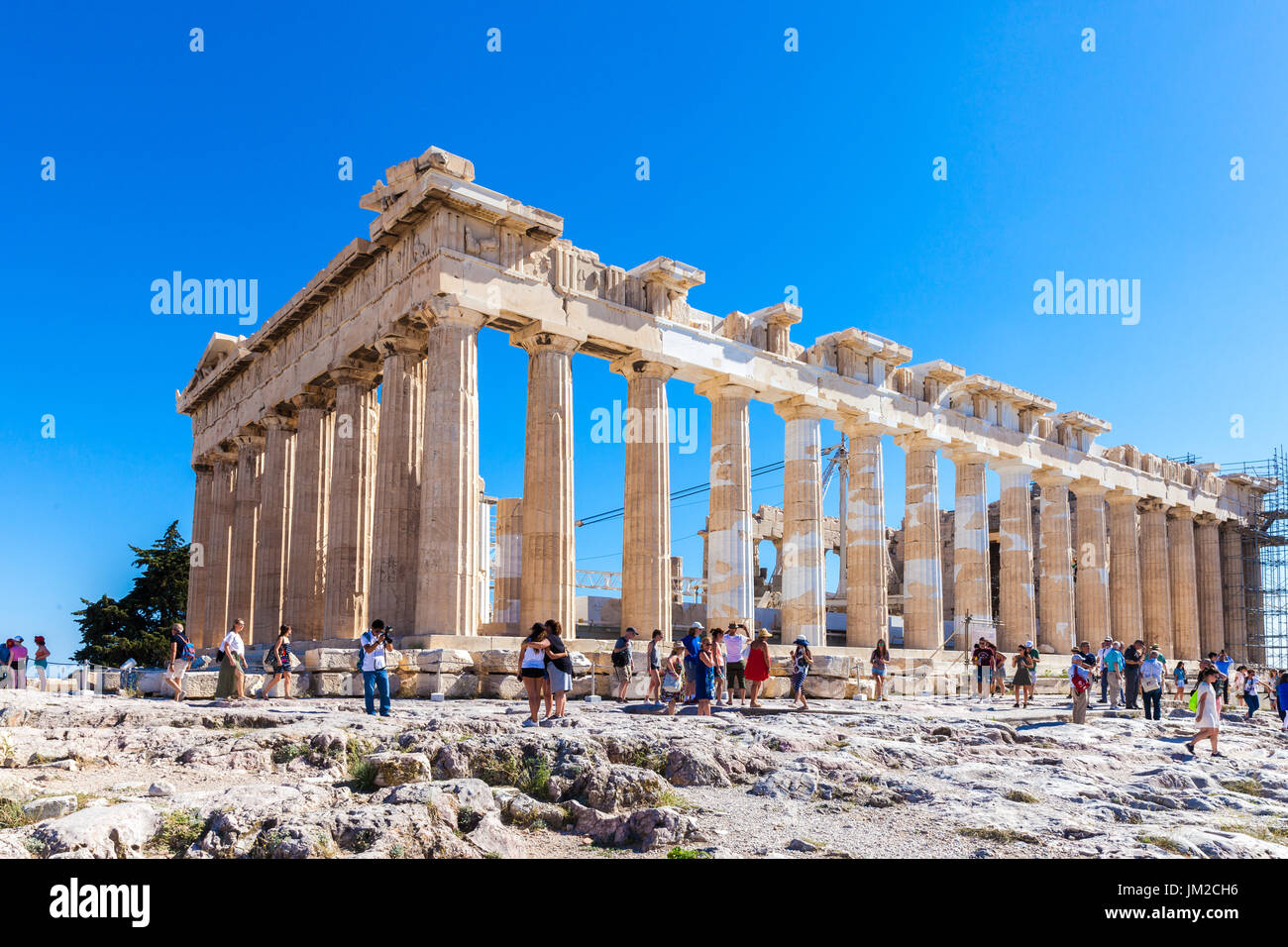 Tourists visiting parthenon temple hi-res stock photography and images ...