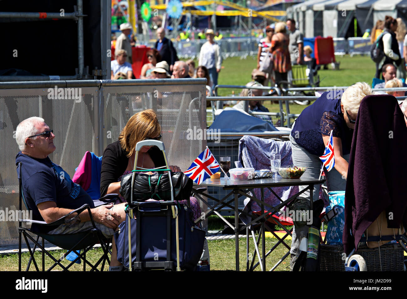 Music crowd union jack flags hi-res stock photography and images - Alamy