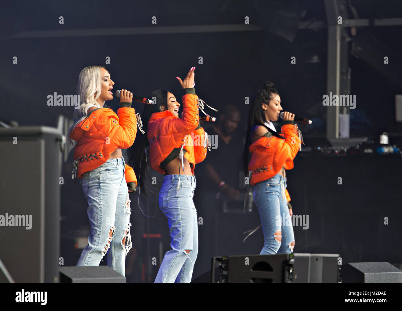 Girl band and stage hi-res stock photography and images - Alamy