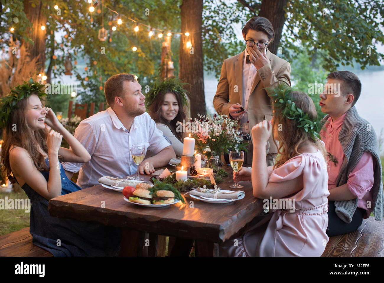People having dinner outside hi-res stock photography and images - Alamy