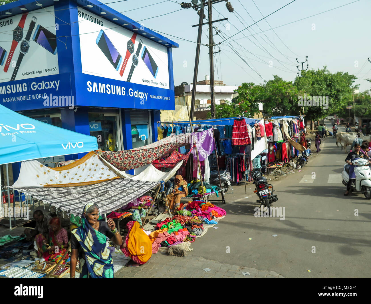 Street Market selling cloth, fabric,toys,electronices and more on the ...