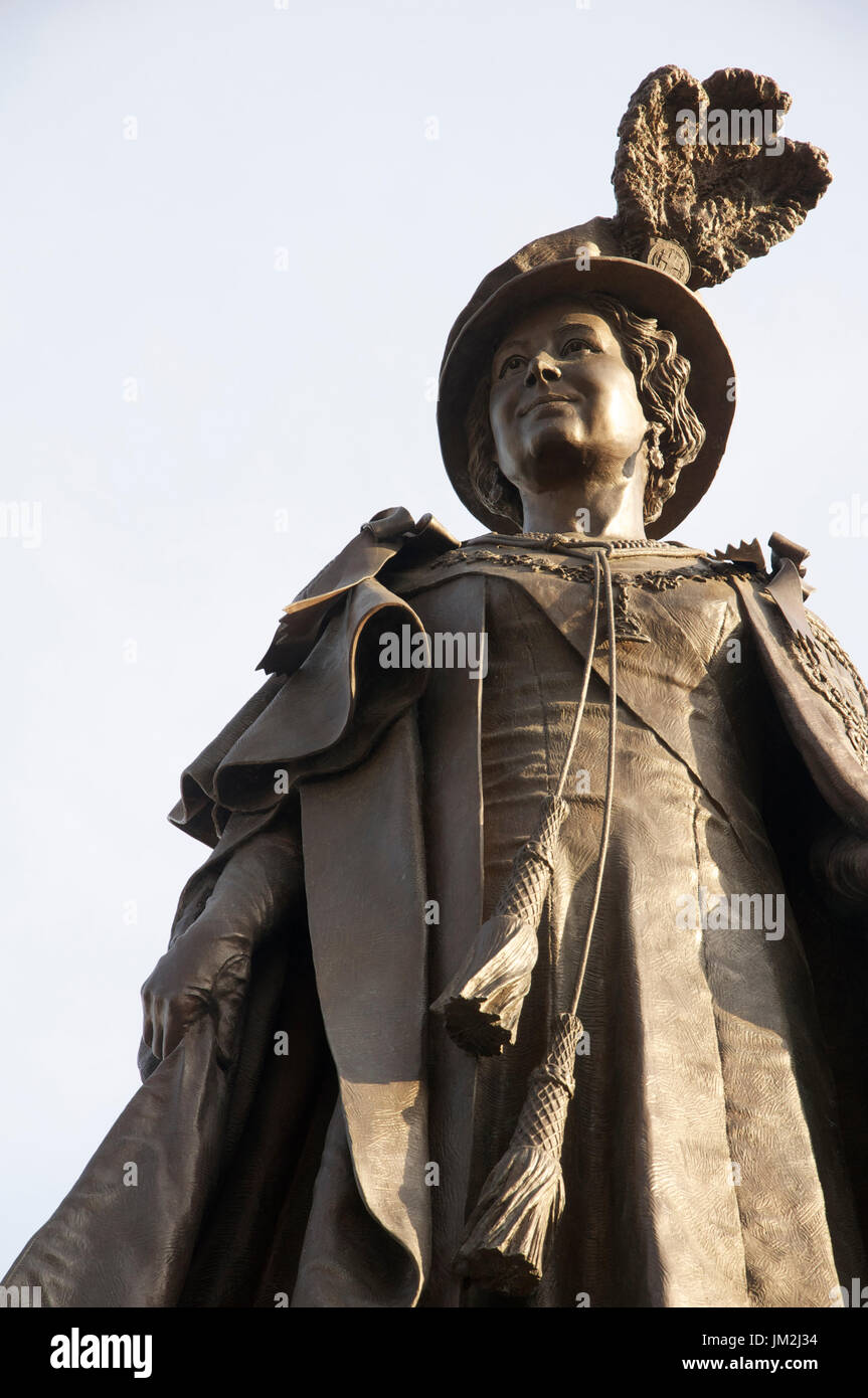 Bronze memorial statue queen mother hi-res stock photography and images ...