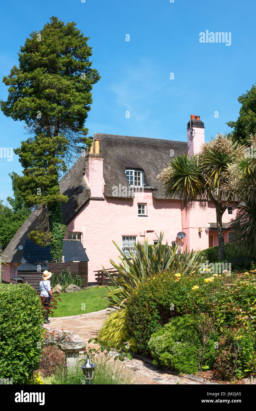 Traditional thatched roof cottage hi-res stock photography and images ...