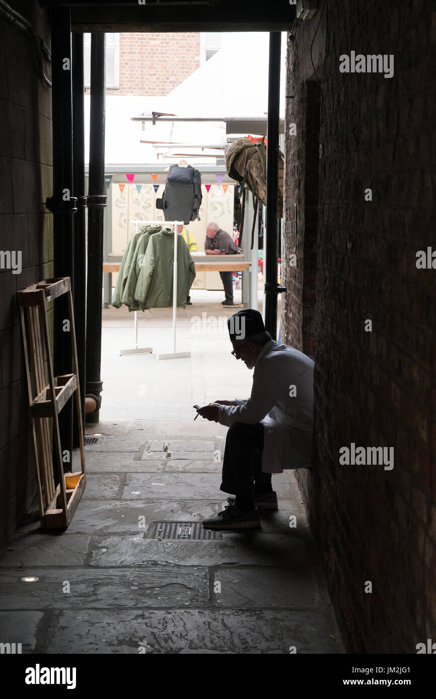Man in an alleyway hi-res stock photography and images - Alamy