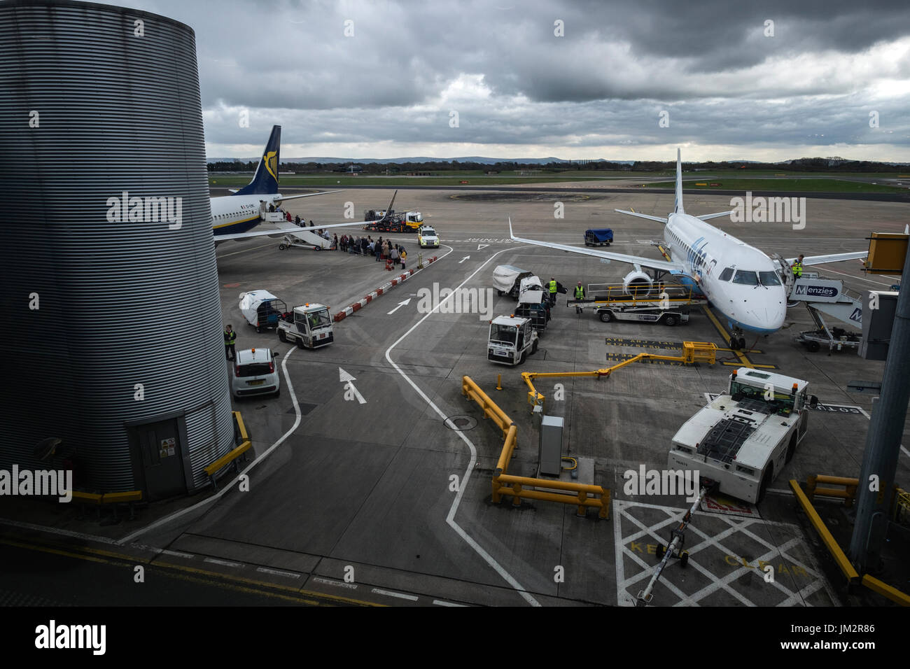Manchester airport - terminal 3. credit: LEE RAMSDEN / ALAMY Stock ...