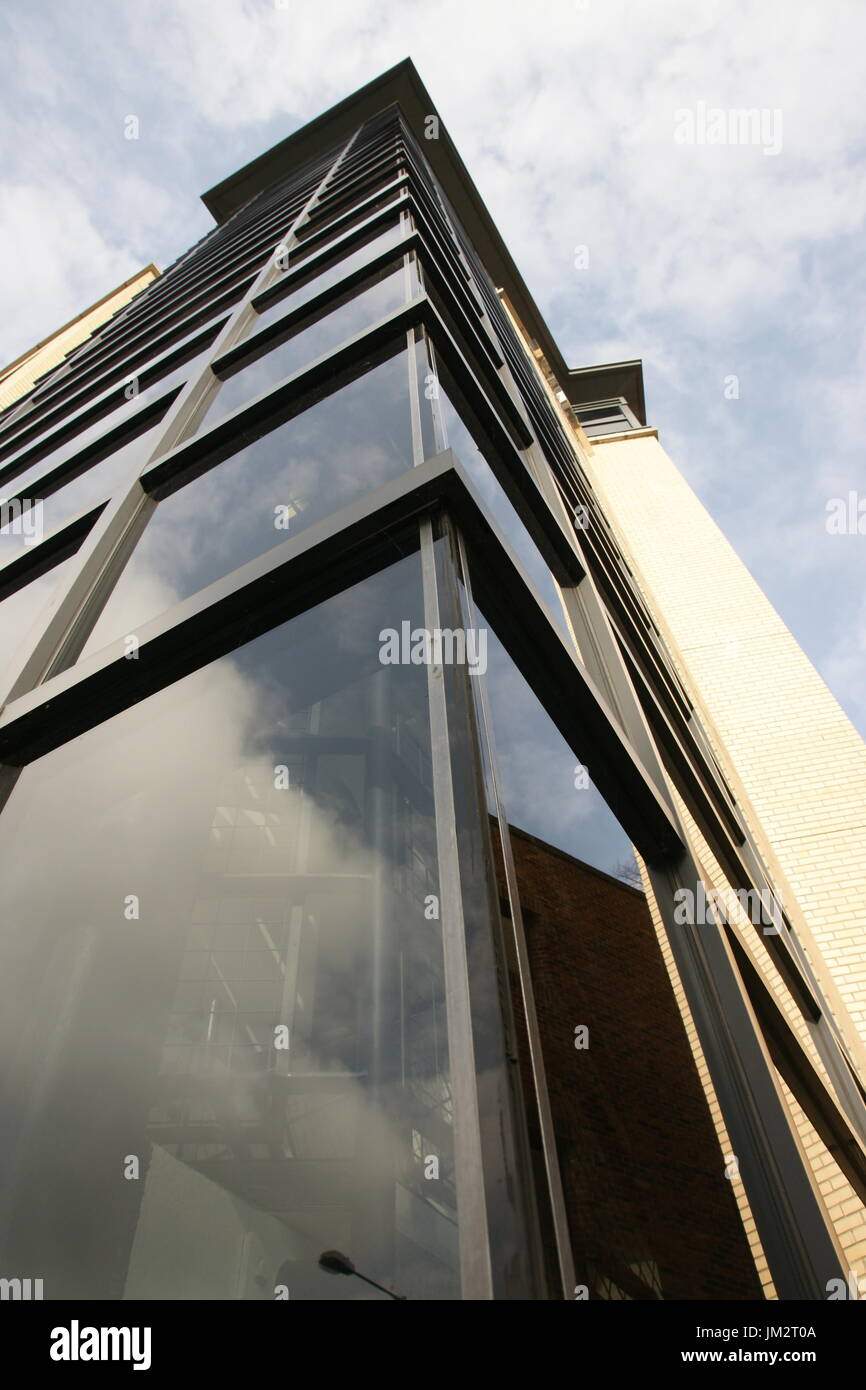 High rise building rivers hi-res stock photography and images - Alamy