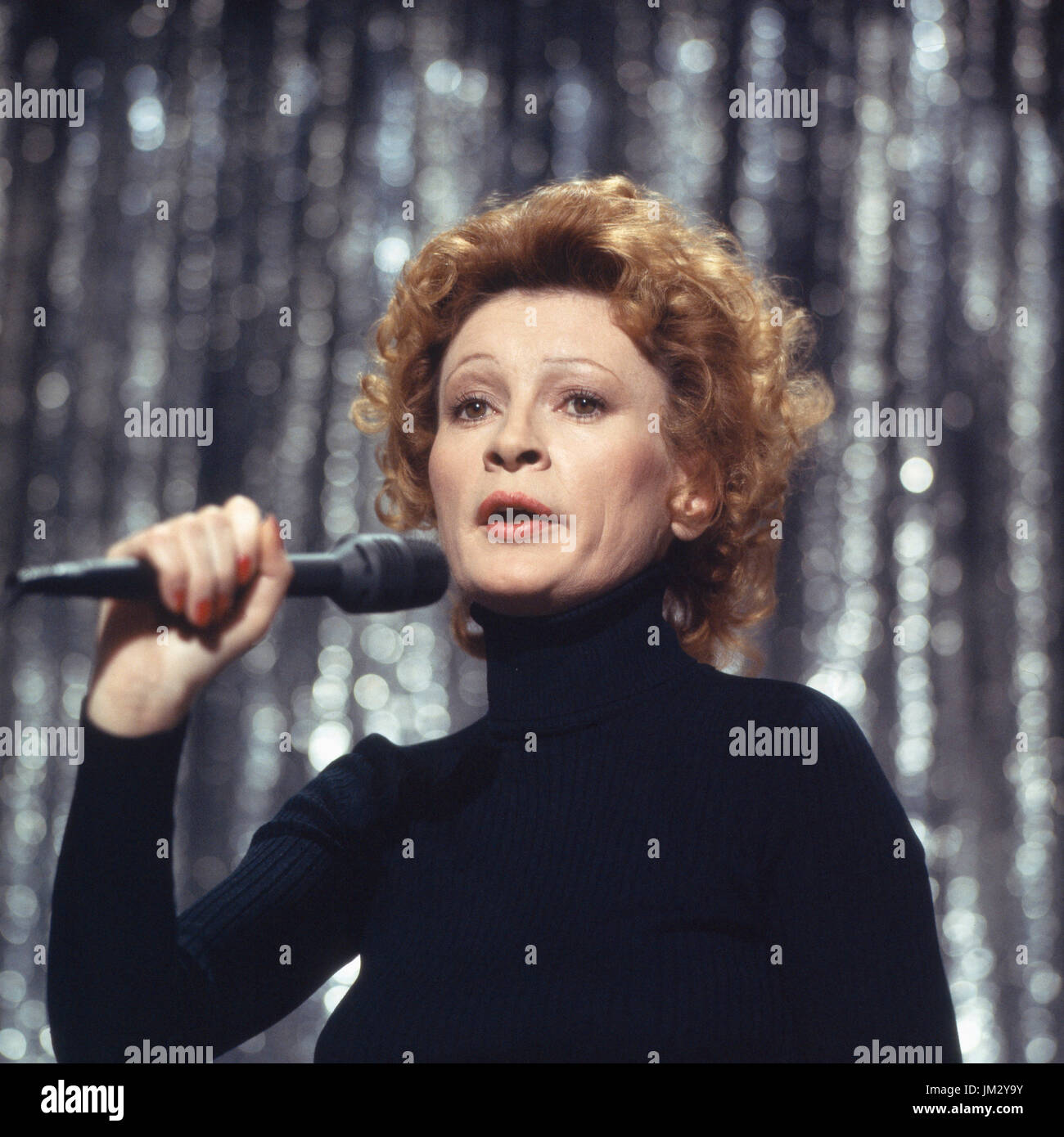 Deutsche Chansonsängerin und Schauspielerin Ingrid Caven in der Show ...