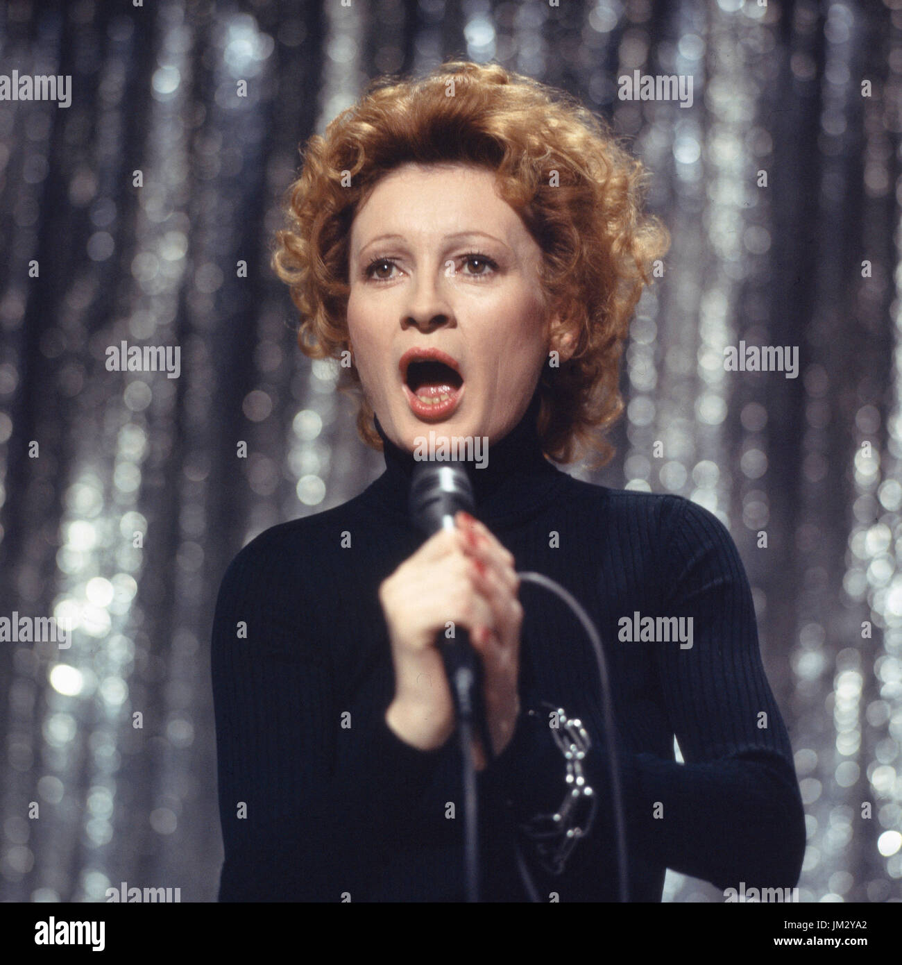 Deutsche Chansonsängerin und Schauspielerin Ingrid Caven in der Show ...