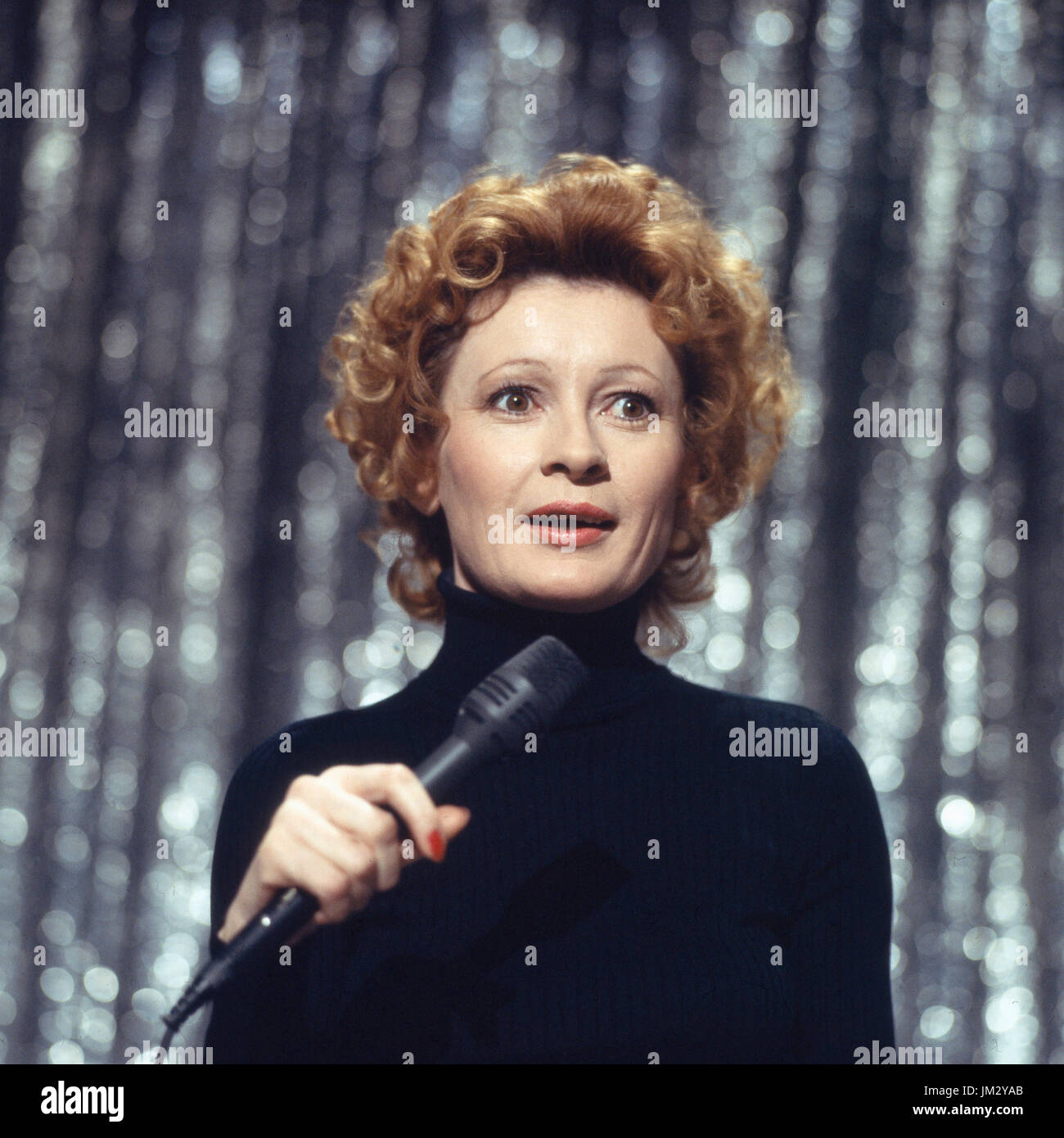Deutsche Chansonsängerin und Schauspielerin Ingrid Caven in der Show ...