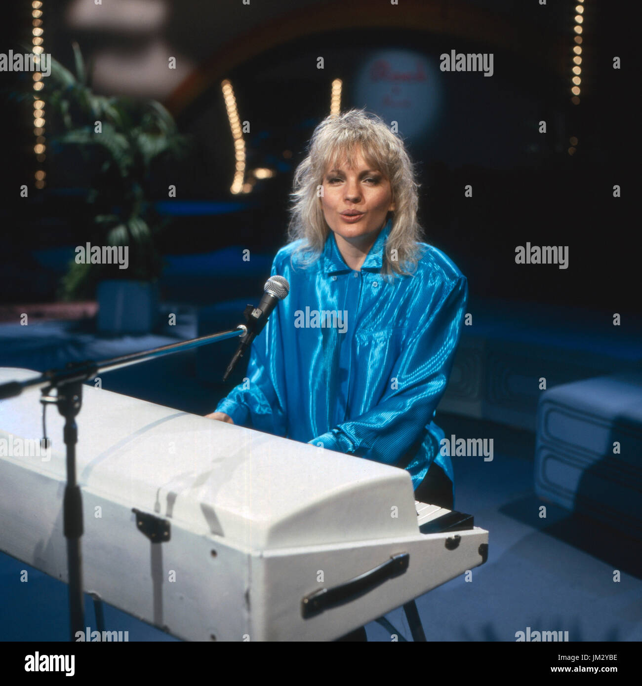 Amerikanische Rockmusikerin und Sängerin Chi Coltrane am Keyboard ...