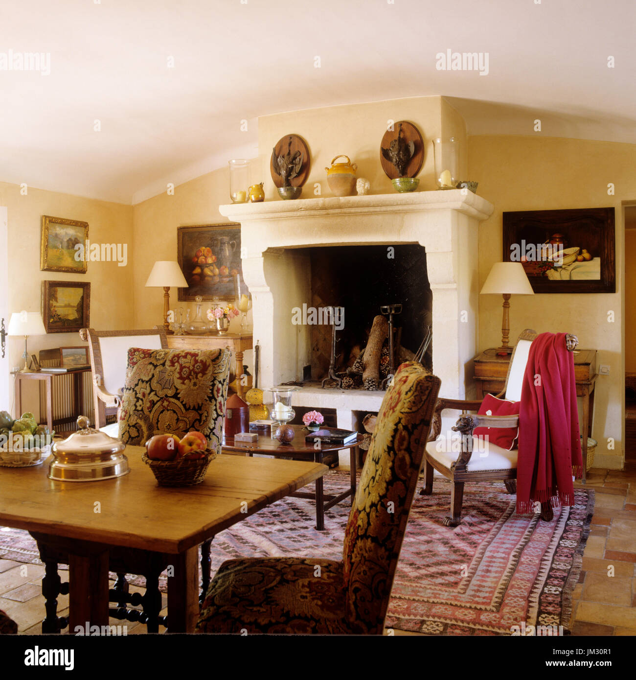 Country manor living room hi-res stock photography and images - Alamy