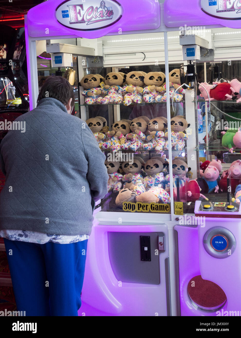 Arcade grab uk hi-res stock photography and images - Alamy