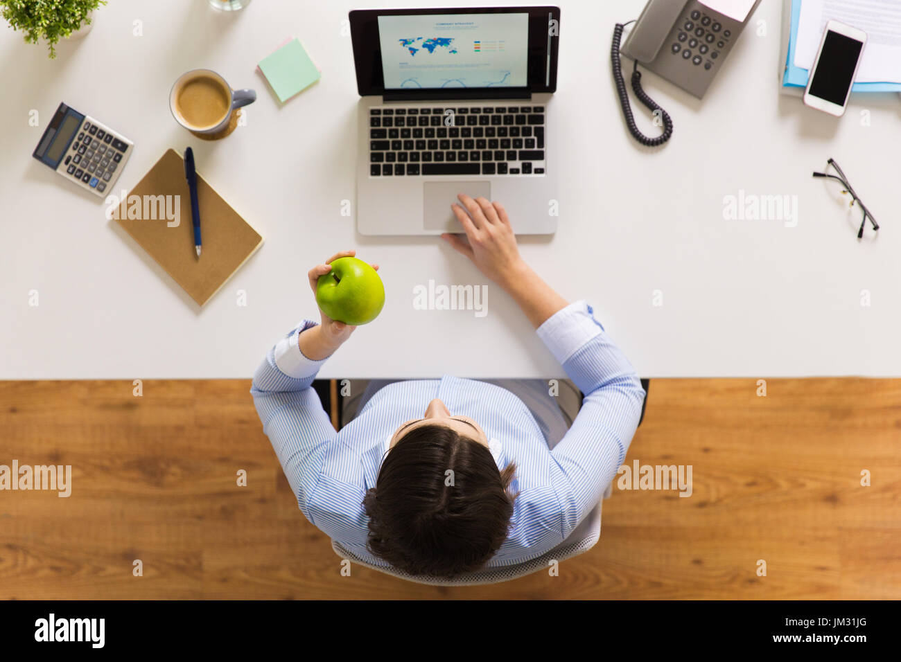 Apple laptop girl hi-res stock photography and images - Alamy