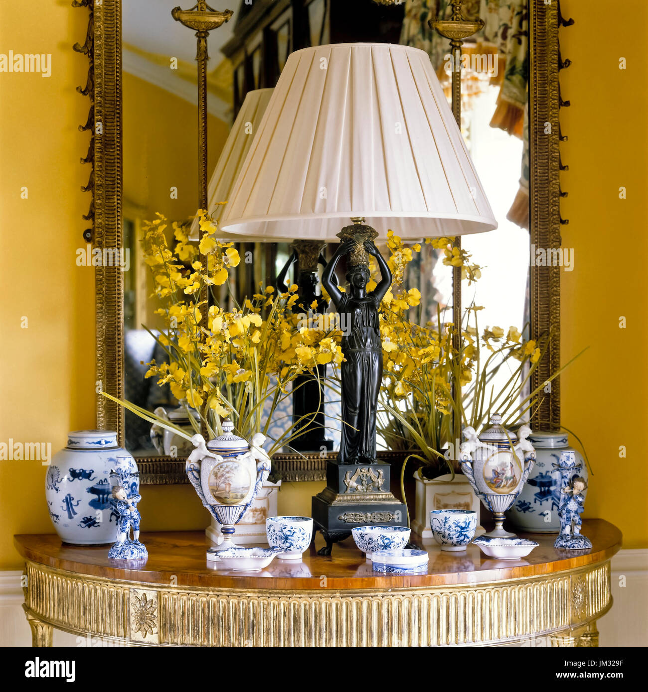 Vases chinese antique hi-res stock photography and images - Alamy