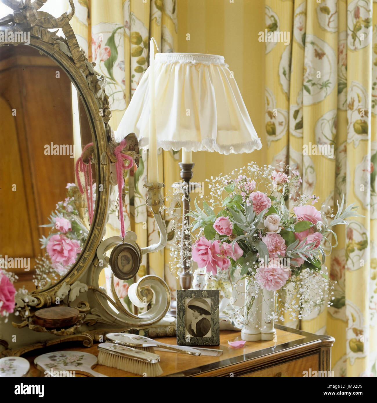 Lamp and flowers on dressing table Stock Photo - Alamy