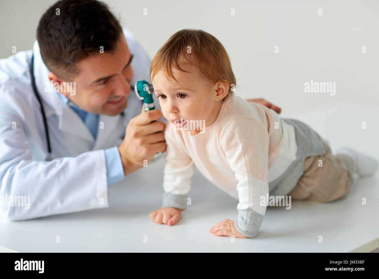 Child doctor ear exam hi-res stock photography and images - Alamy