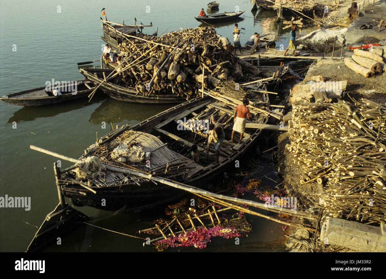 Varanasi cremation wood High Resolution Stock Photography and Images ...