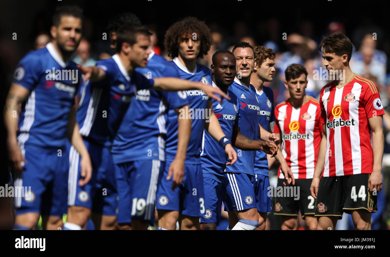 Chelsea players line up in a defensive wall Stock Photo - Alamy