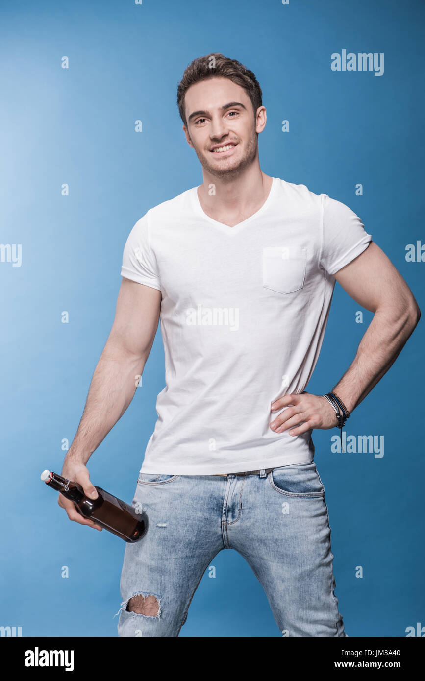 Man holding beer bottle hi-res stock photography and images - Alamy