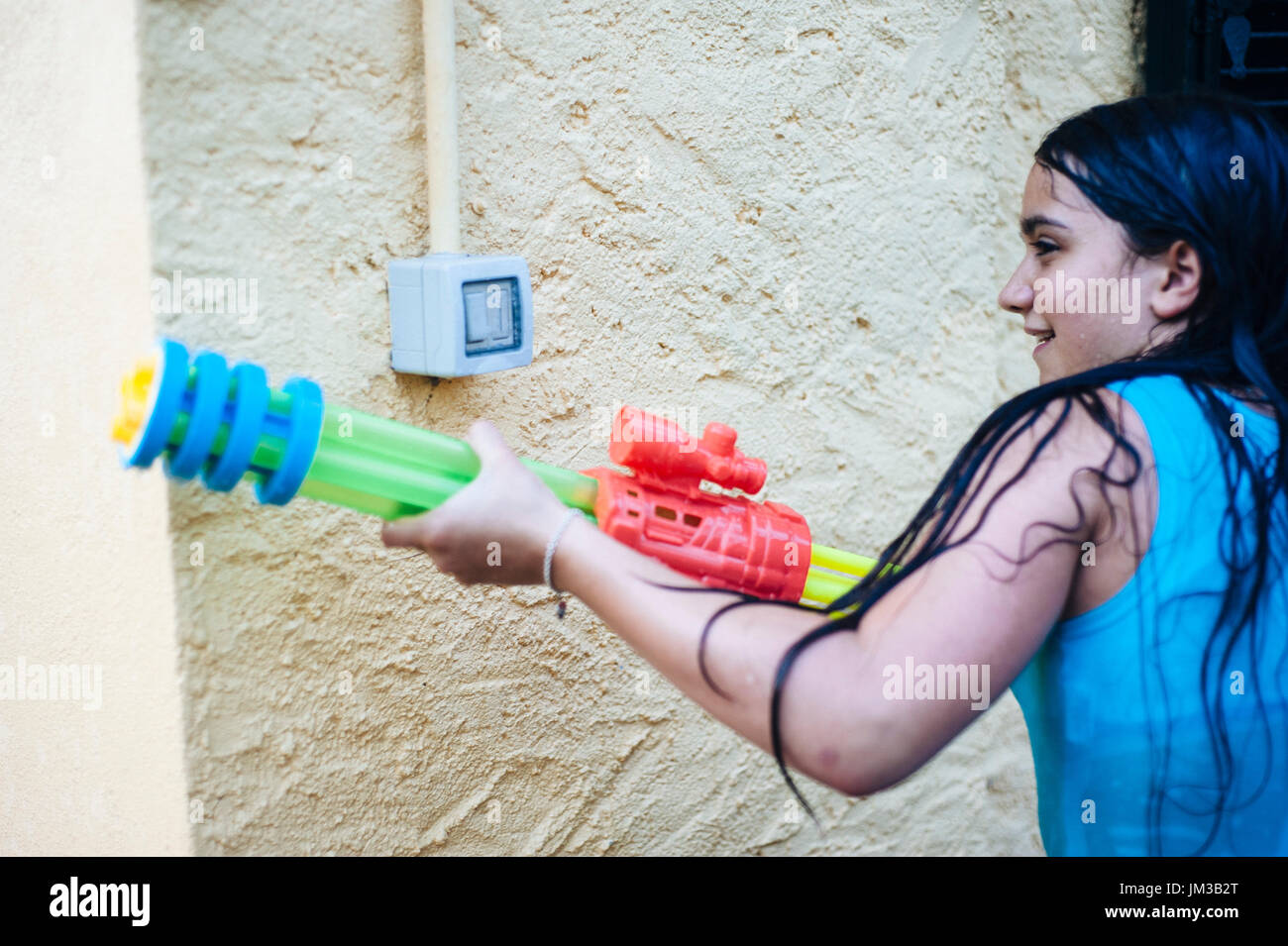 Kids play with water guns Stock Photo - Alamy