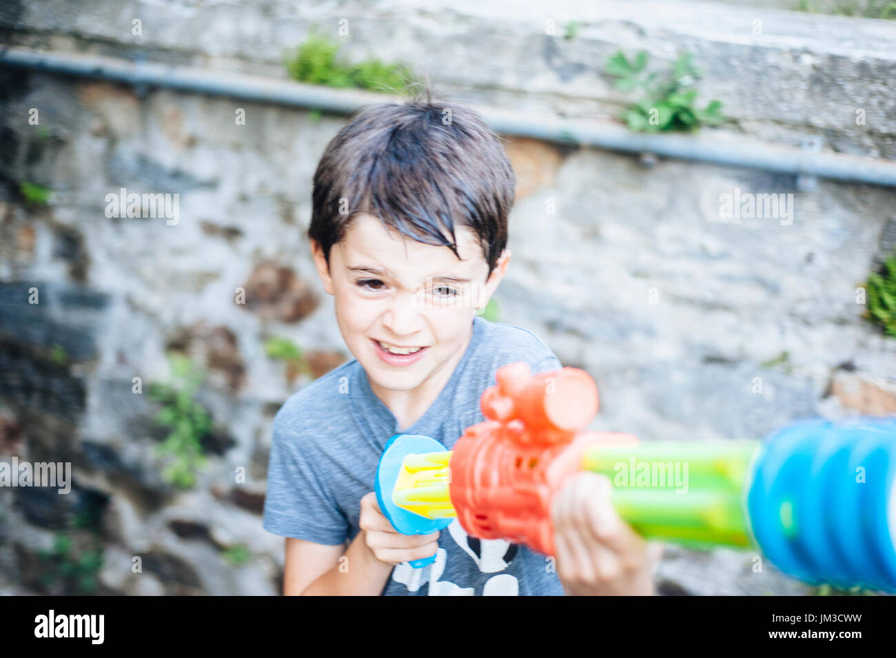 Kids play with water guns Stock Photo - Alamy