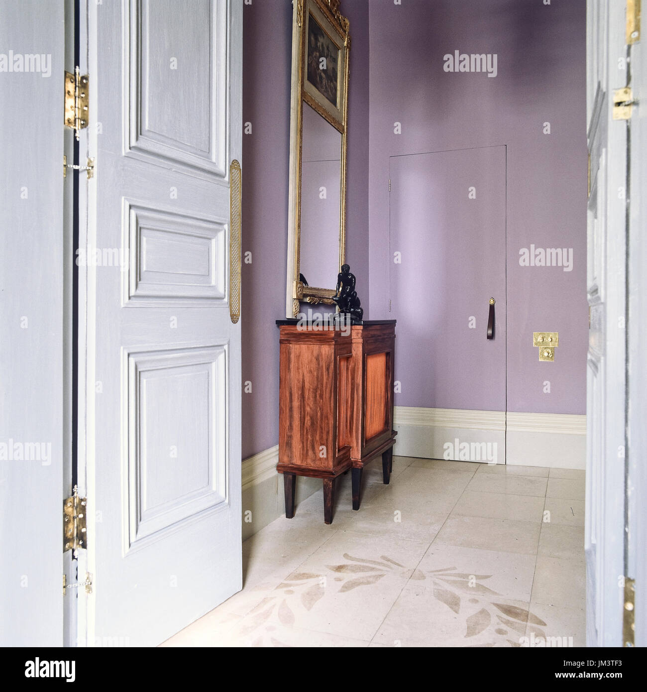 Open door interior hall hi-res stock photography and images - Alamy