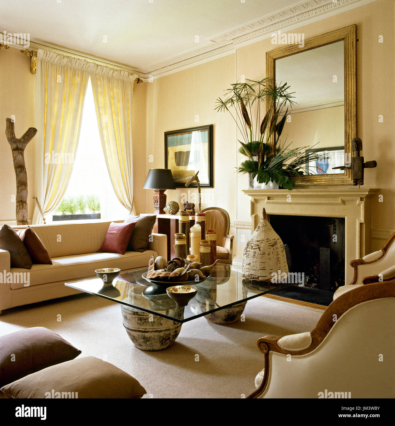 Contemporary style living room Stock Photo - Alamy