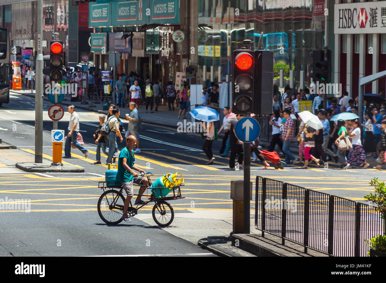 Chinese people cross a pedestrian crossing hi-res stock photography and ...