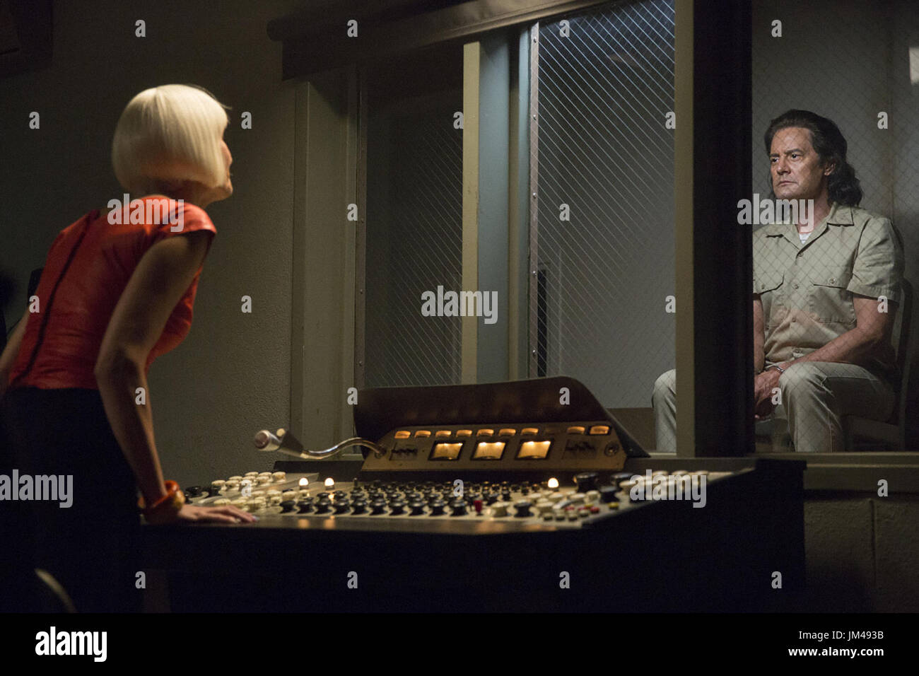 TWIN PEAKS, l-r: Laura Dern, Kyle MacLachlan in 'There's a body all ...