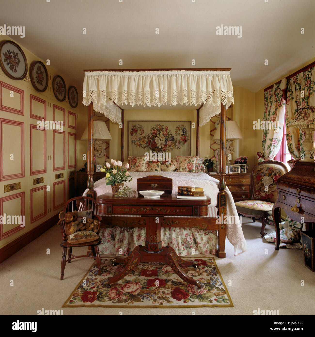 Four poster bed victorian hi-res stock photography and images - Alamy