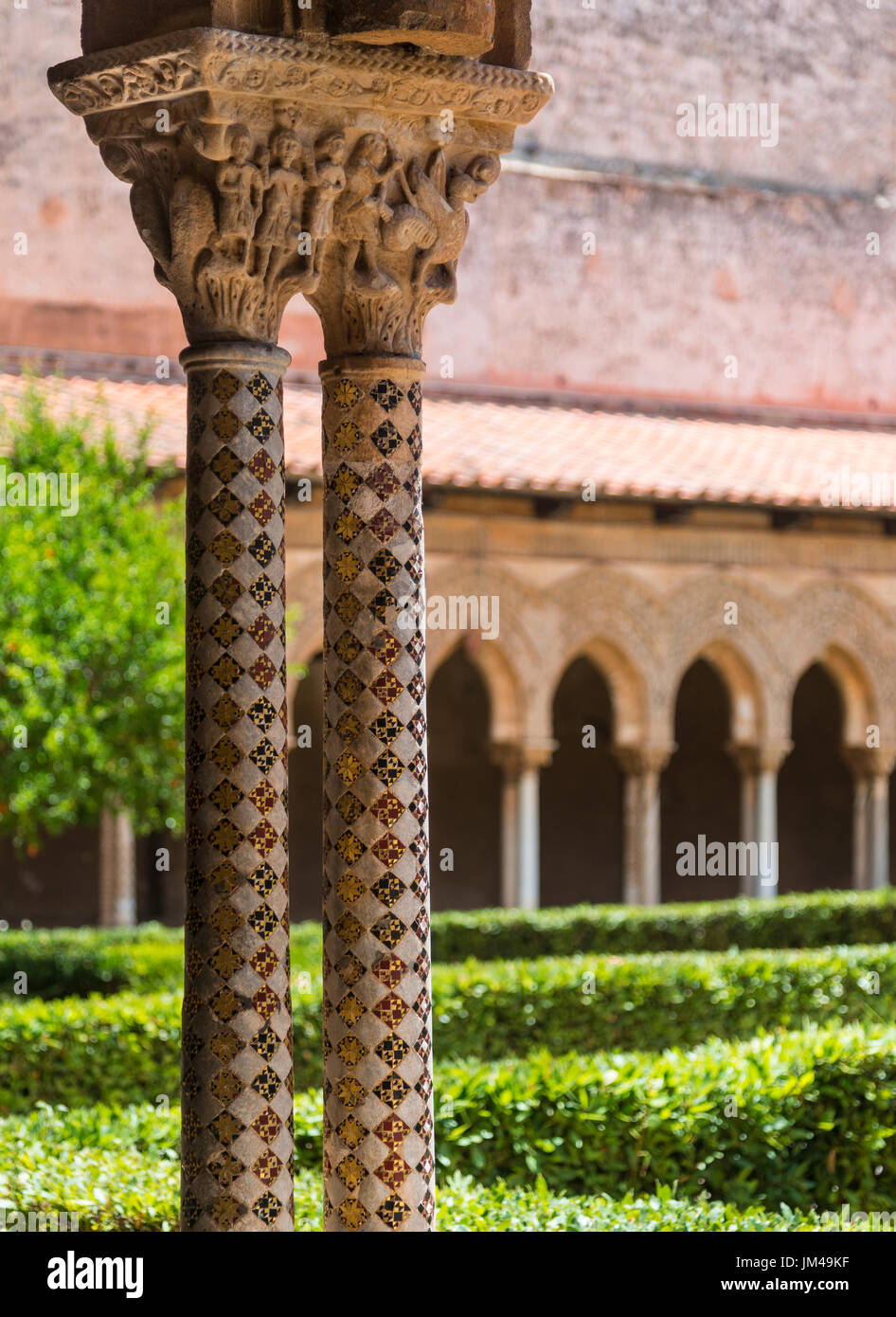 Medieval column capital hi-res stock photography and images - Alamy