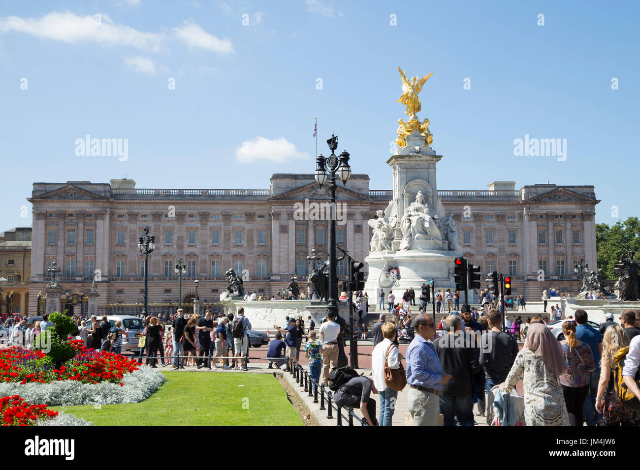 LONDON, UK - AUG 12, 2016. Lots of tourists around Buckingham palace ...
