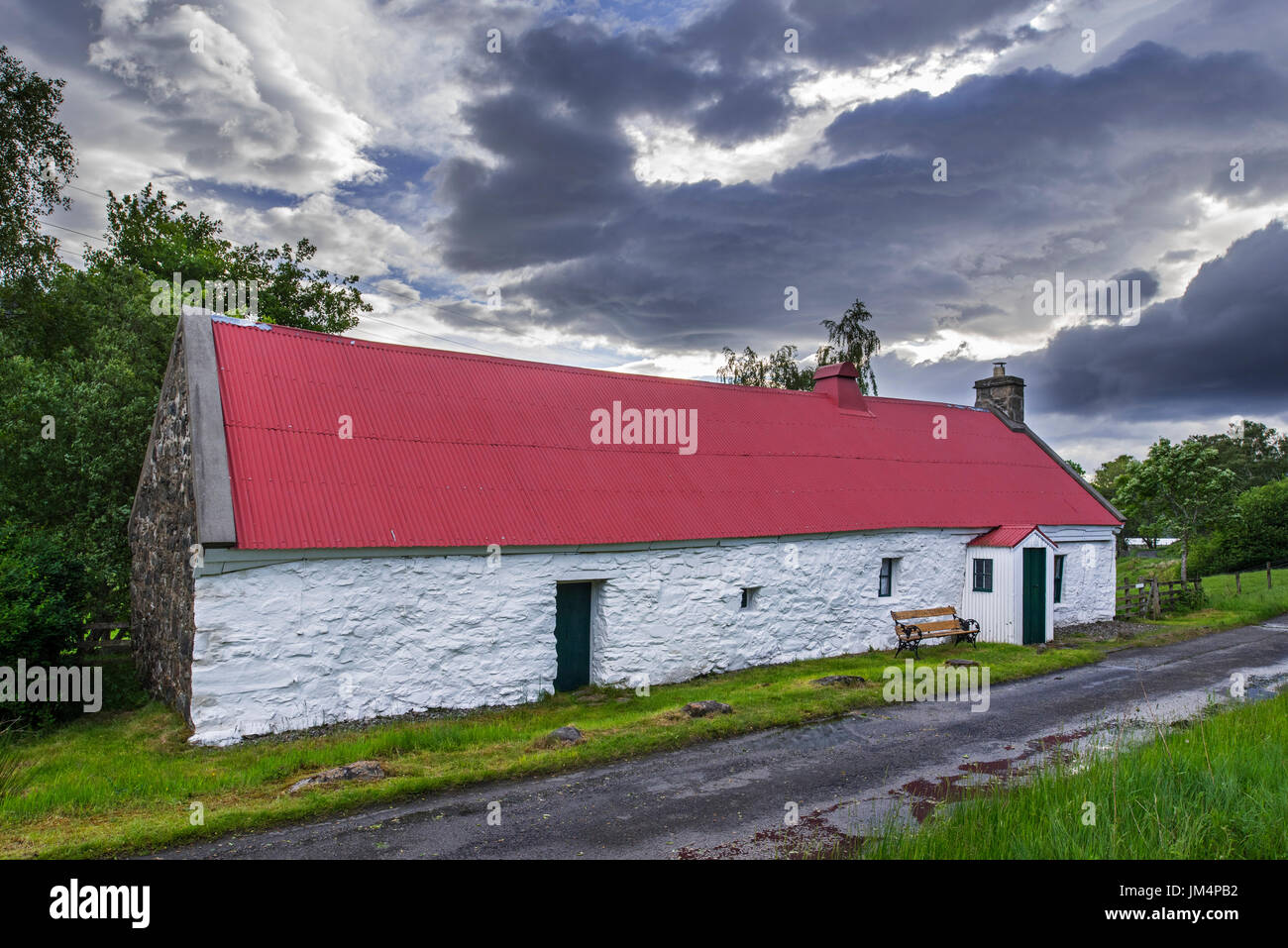 19th century Moirlanich Longhouse, cruck-framed lime-washed Scottish ...