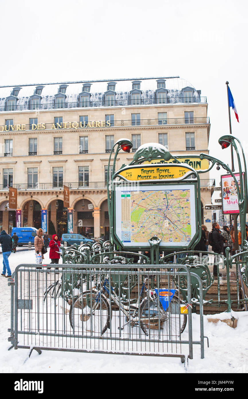 Louvre metro hi-res stock photography and images - Alamy