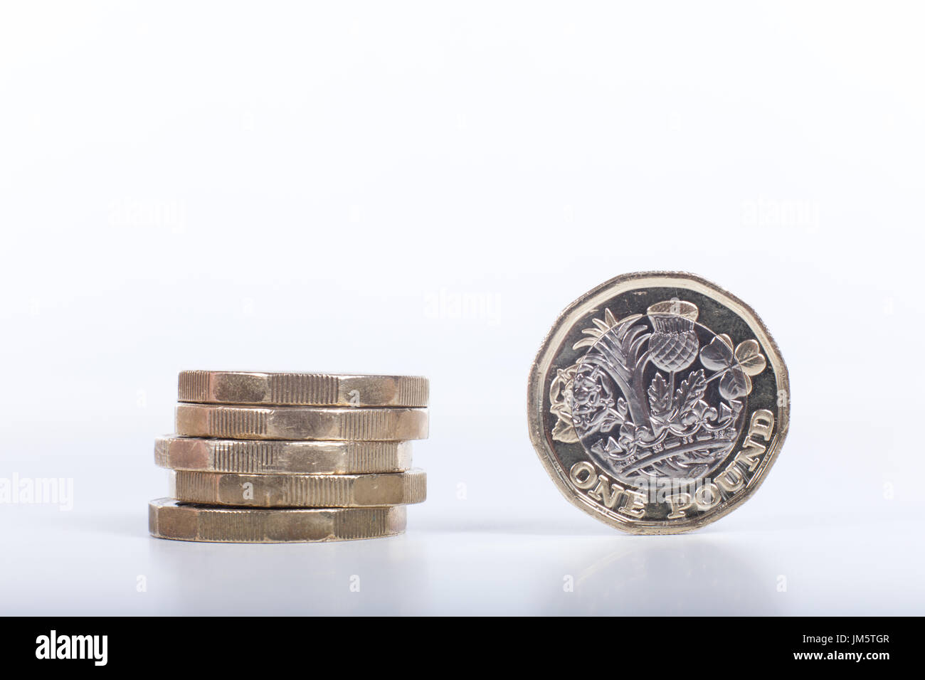 New pound coins side view hi-res stock photography and images - Alamy