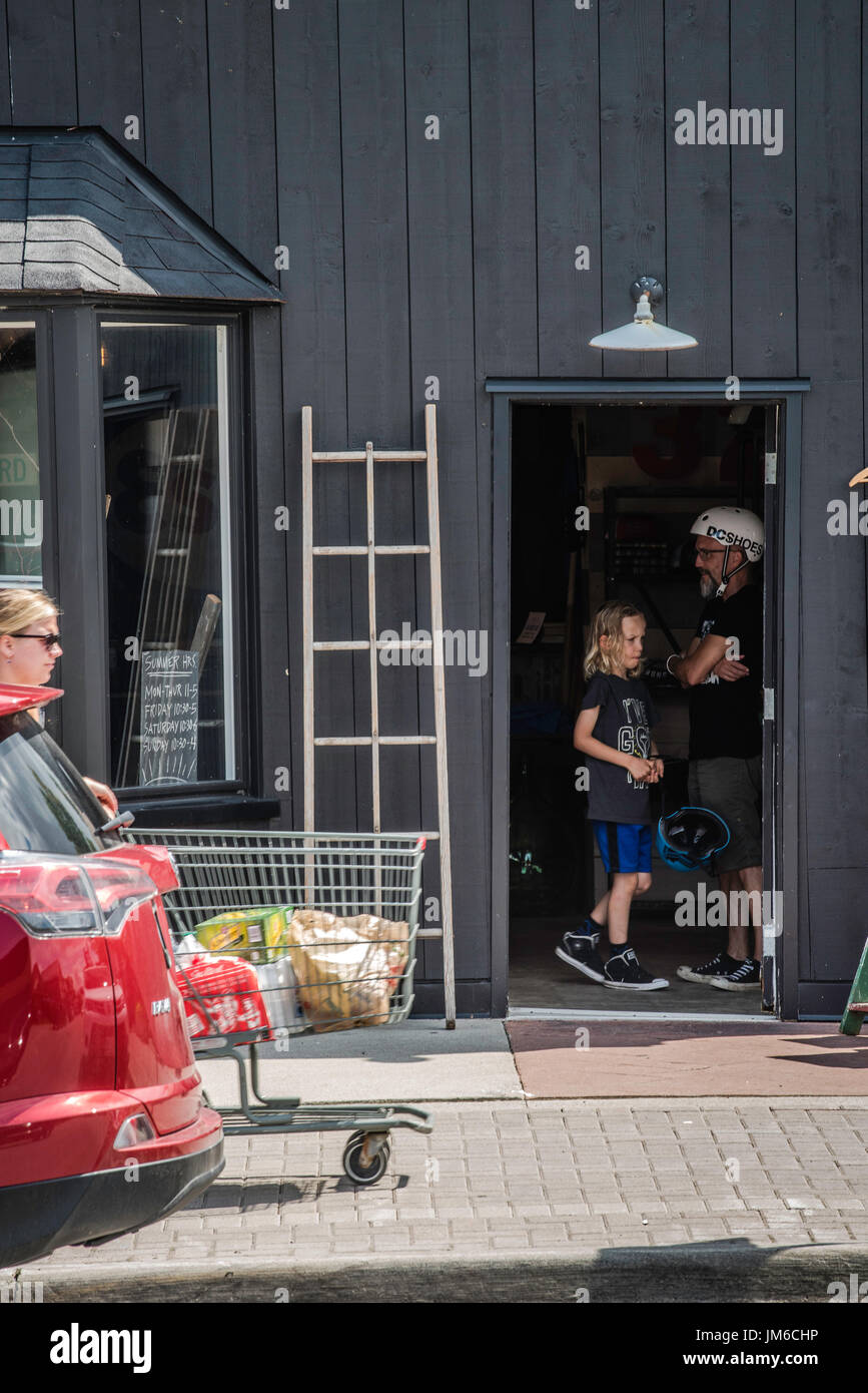 Small town ontario storefronts hi-res stock photography and images - Alamy