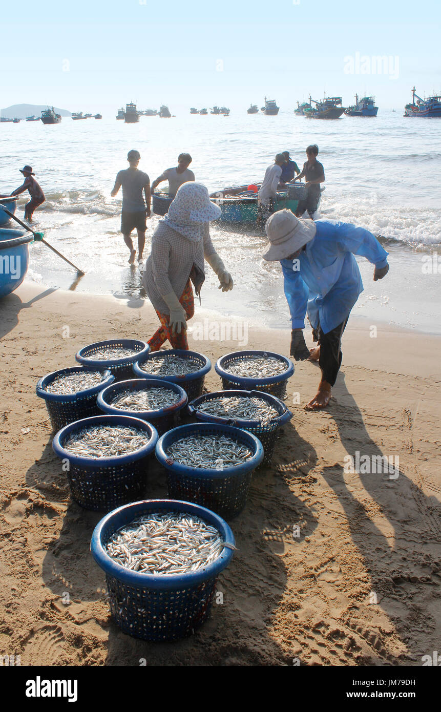Mui Ne, Vietnam - June 27, 2017: Crowded scene of daily early morning ...