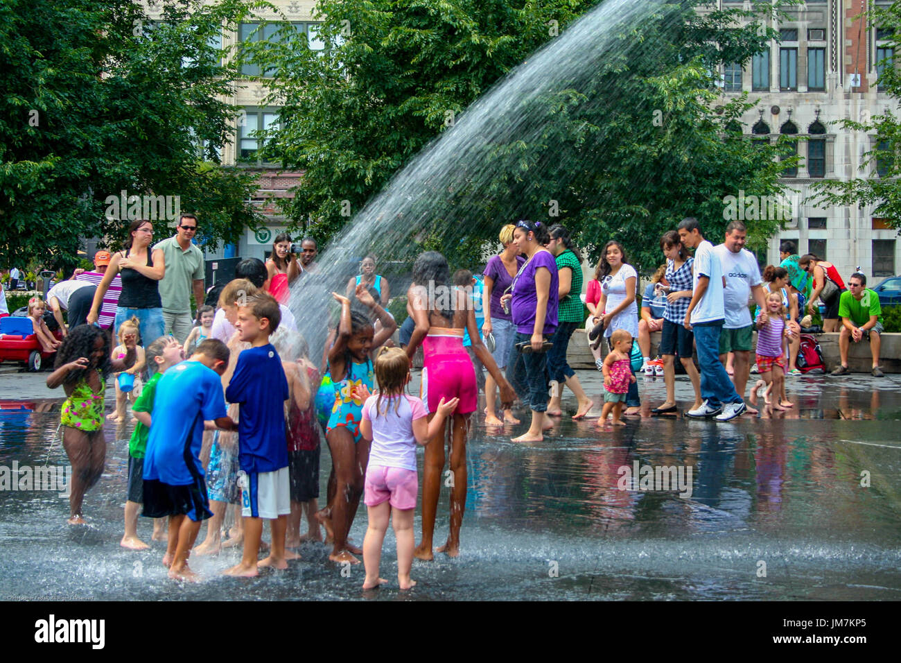 Kids playing at water park in downtown Chicago's Millennium Park Stock ...