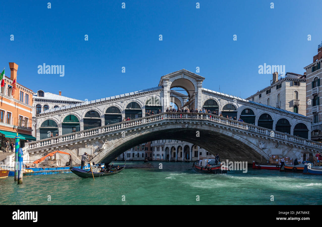 Rialto bridge and gondola boats on the Grand Canal, Venice Stock Photo ...