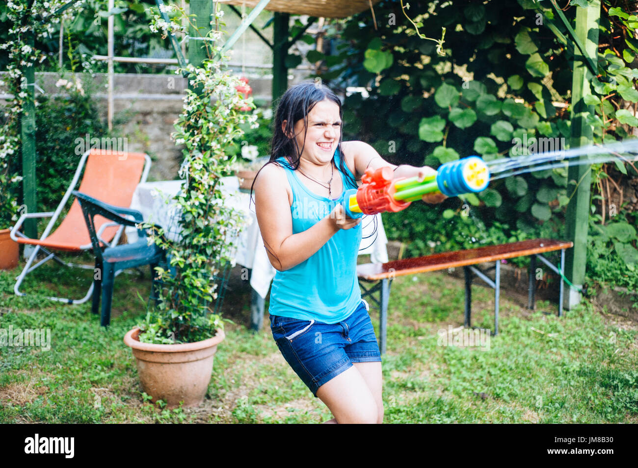 Kids play with water guns Stock Photo - Alamy
