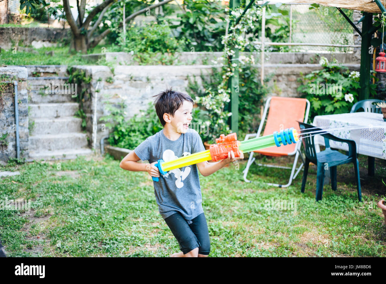 Kids play with water guns Stock Photo - Alamy