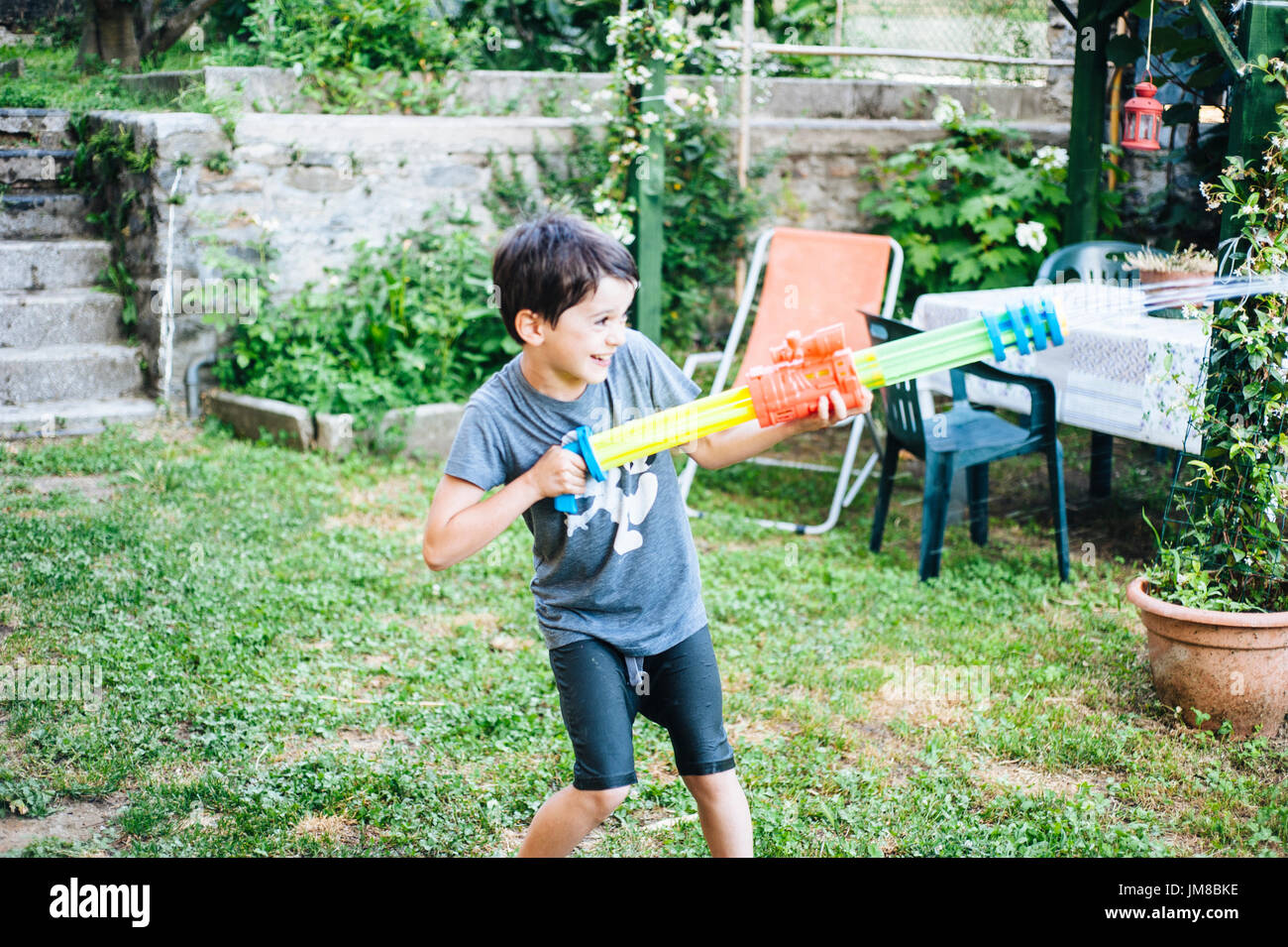 Kids play with water guns Stock Photo - Alamy