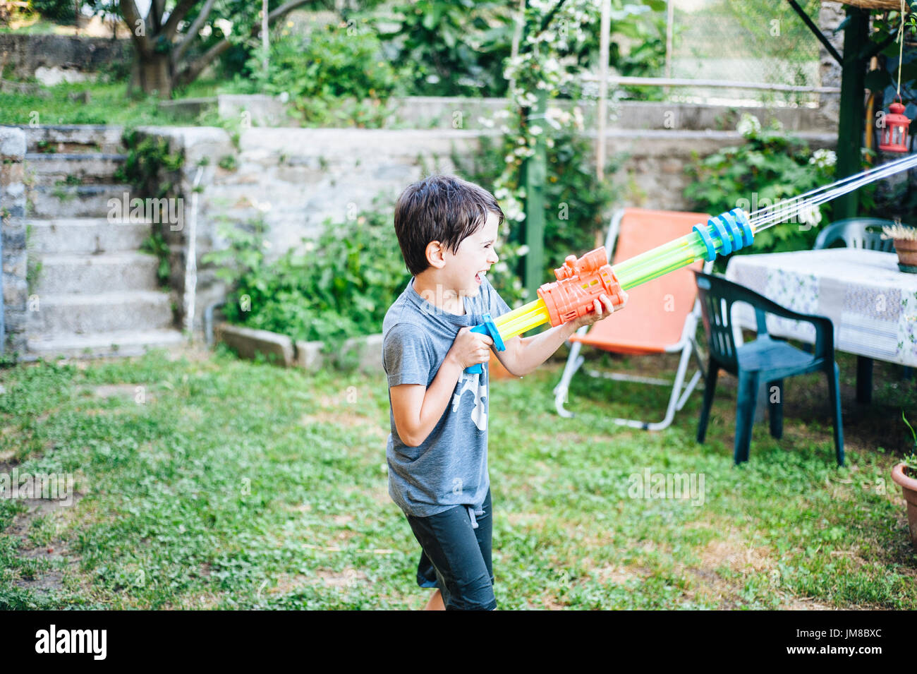 Kids play with water guns Stock Photo - Alamy