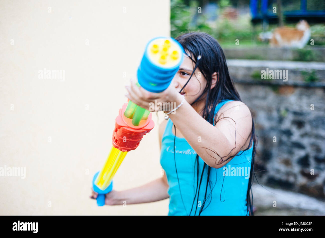 Kids play with water guns Stock Photo - Alamy