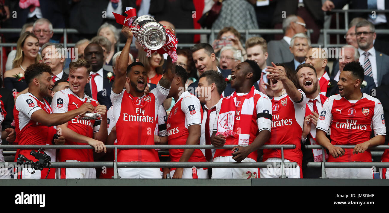 Arsenal's Theo Walcott (centre) lifts the FA Cup trophy Stock Photo - Alamy