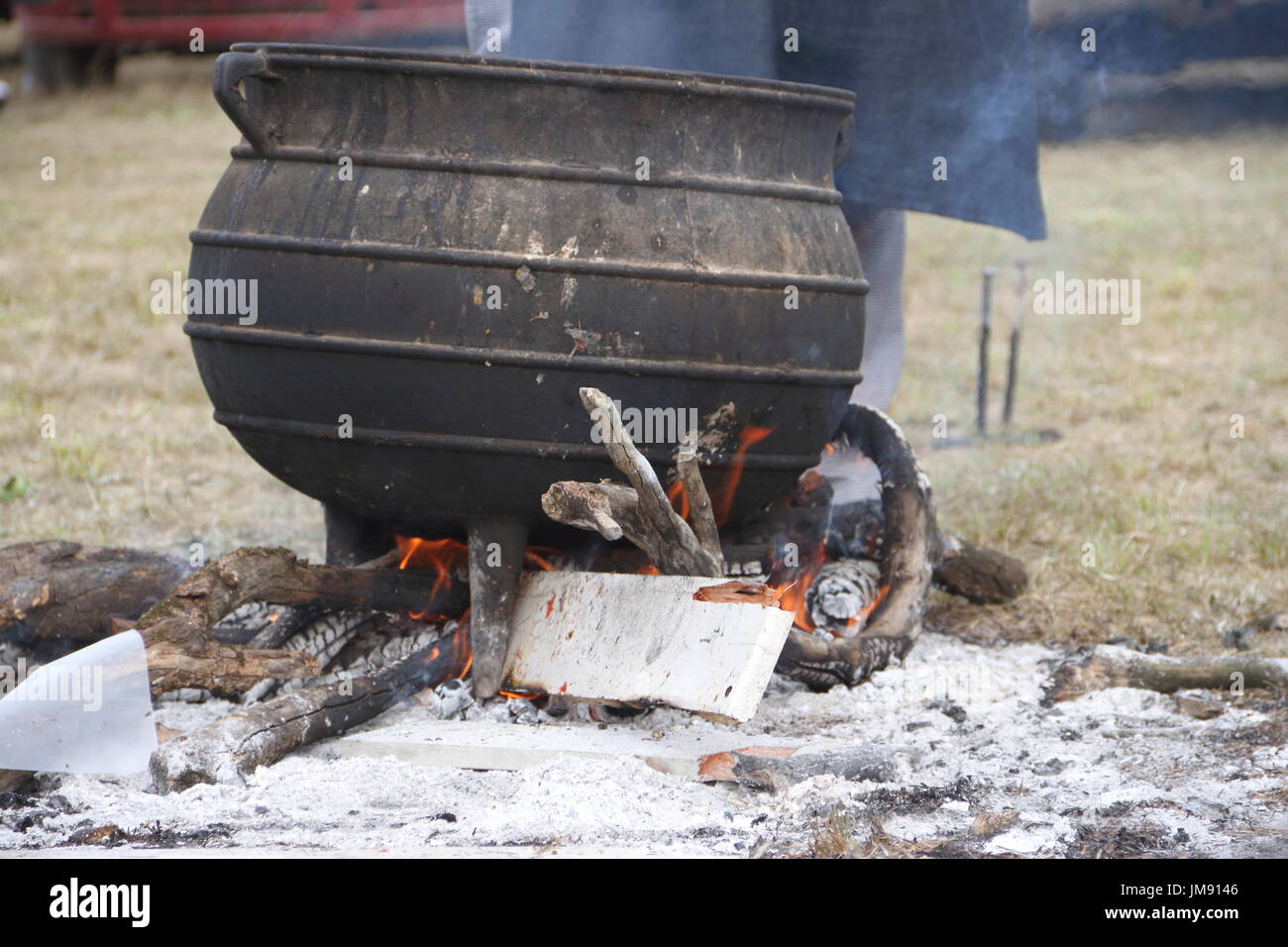 Old iron tripod kettle hi-res stock photography and images - Alamy