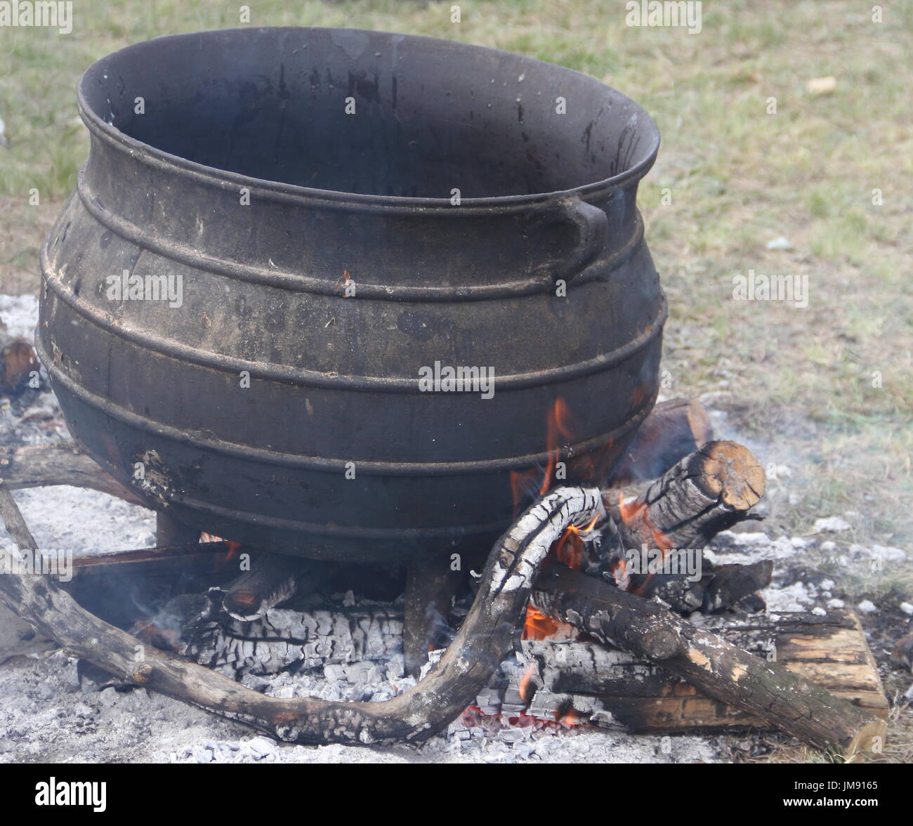 Large cast iron pot hi-res stock photography and images - Alamy