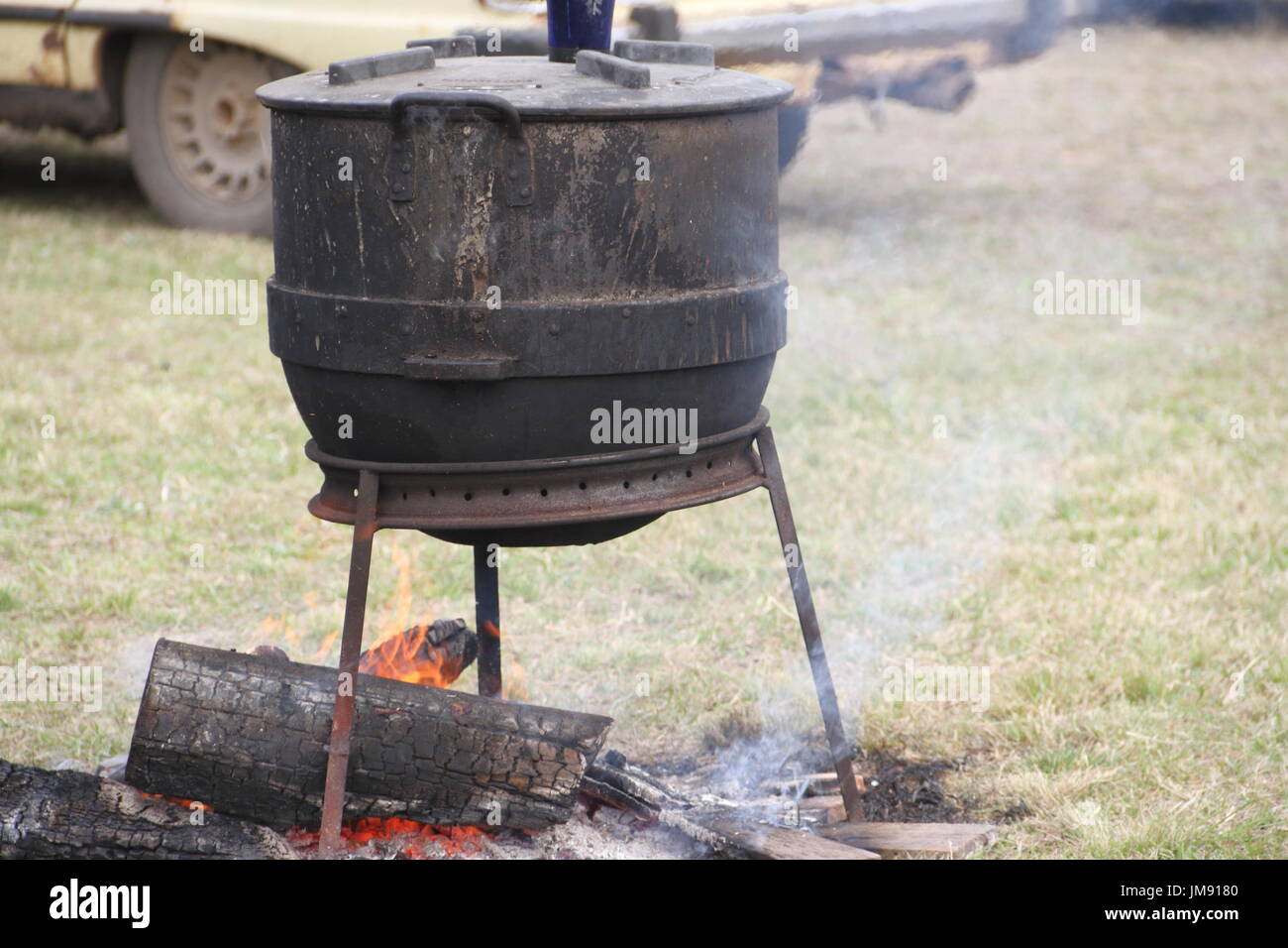 Old iron tripod kettle hi-res stock photography and images - Alamy