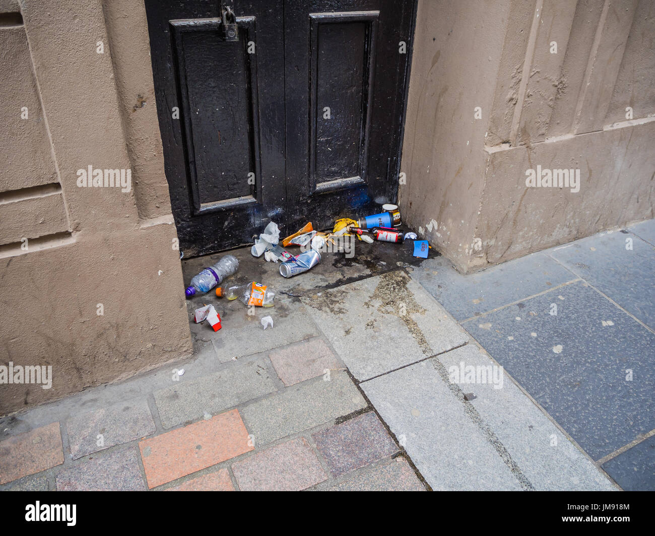 Recycle rubbish garbage trash pavement hi-res stock photography and ...