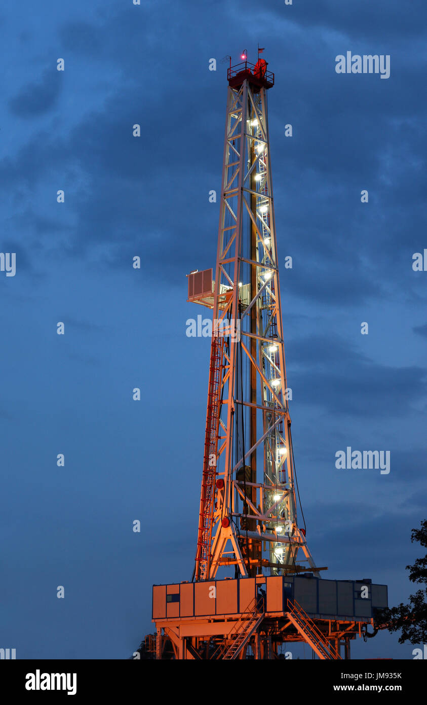 illuminated land oil drilling rig Stock Photo - Alamy